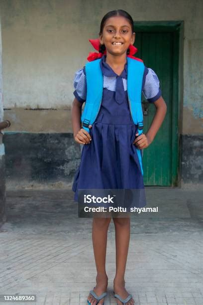 학교에 서 학교 유니폼을 입고 인도 농촌 학교 소녀 제복에 대한 스톡 사진 및 기타 이미지 제복 학생 3 명 Istock