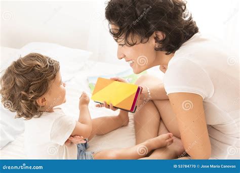 Giovane Madre Le Che Insegna I Colori Del Bambino Fotografia Stock Immagine Di Formazione