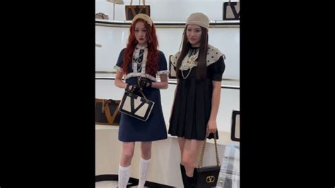 娱乐圈和体育圈梦幻联动！关晓彤吴艳妮同框，穿同系列衣服各有特色 腾讯新闻