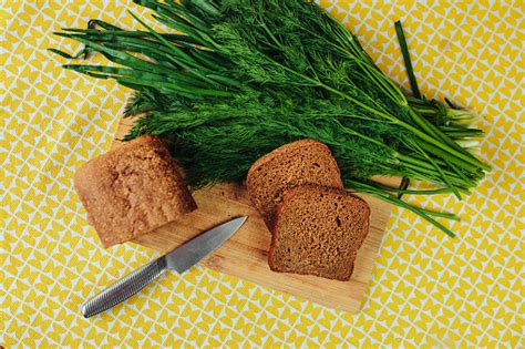 실버 나이프와 나무 도마에 슬라이스 어두운 빵 건강한 영양 식탁의 건강한 음식 채소와 진한 빵 0명에 대한 스톡 사진 및 기타 이미지 Istock