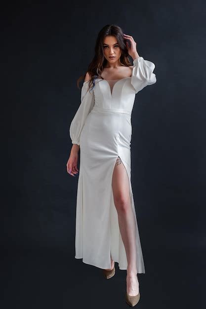 Encantadora Novia Joven En Vestido De Novia De Lujo Chica Guapa En