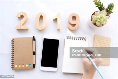 2019 나무 편지 손 빈 노트북 종이 백색 대리석 테이블 배경 빈 화면이 흰색 스마트폰 2019 새 해까지 텍스트 상위 뷰 복사 공간 템플릿 조롱에 쓰기 2019년에 대한