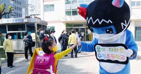 등교 초등생과 손 인사하는 캐릭터