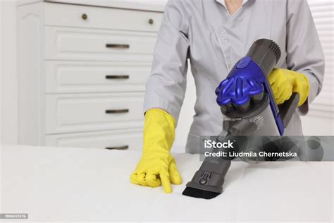 실내에서 진공 청소기로 매트리스를 소독 하는 장갑을 낀 여자 근접 촬영 텍스트를 위한 공간 수리에 대한 스톡 사진 및 기타 이미지 Istock