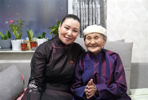 Баянгол ИТХ ДҮҮРГИЙН ИТХ ЫН ДАРГА Б СЭМЖИДМАА ӨНДӨР НАСТНУУДАД ХҮНДЭТГЭЛ ҮЗҮҮЛЛЭЭ