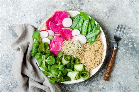 철저 한 채식주의자 Detox 노아 눈 완두콩 오이 수 박 무 사탕 무 우 후 머 스와 부처님 그릇 제조 법 알 팔 파 씨 콩나물 0명에 대한 스톡 사진 및 기타 이미지