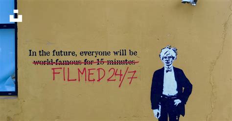 양복을 입고 노란 벽에 넥타이를 매는 남자의 그림 사진 Unsplash의 무료 에스토니아 이미지