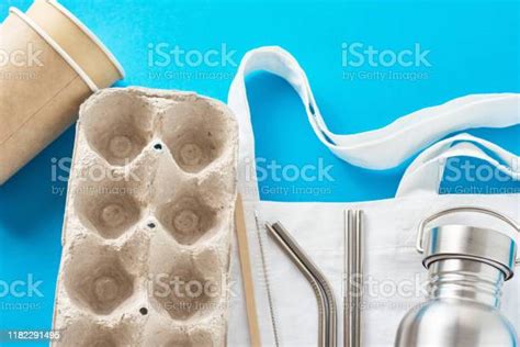 제로 폐기물 개념 천연 장바구니에 환경 친화적인 재사용 가능한 항목 파란색 배경에 종이 달걀 트레이 커피 컵 알루미늄 병 및 금속 튜브 0에 대한 스톡 사진 및 기타 이미지