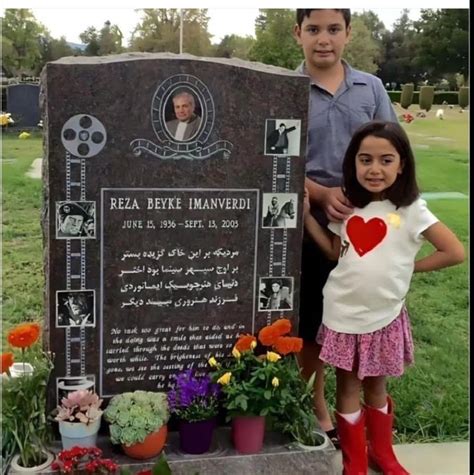 Javanan نوه های رضا جان ِ بیک ایمانوردی بر سر مزار پدربزرگ هنرمندشان