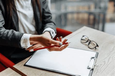 Що має бути зазначене в заяві про прийом на роботу