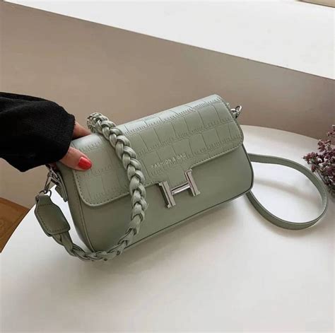 تصاویر ۱۰ مدل کیف مجلسی زنانه جدید ۱۴۰۲ را ببینید کیف زنانه مهمونی لاکچری