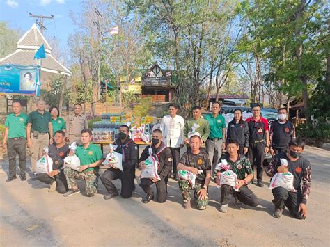 น ส ดวงพร เกียรติดำรง หัวหน้าอุทยานแห่งชาติเขลางค์บรรพต พร้อมกับเจ้าหน้าที่ปฎิบัติงานป้องกันไฟ