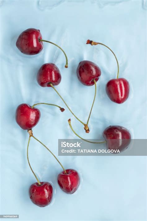 패턴 질감 체리의 배경 푸른 배경에 물에 익은 빨간 베리 완전 채식주의 자를위한 음식 유기농 제품 위쪽 보기 0명에 대한 스톡