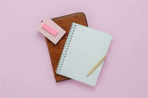 테이블 상단 보기 교육 시즌 배경 개념의 학교에 다시 공중 이미지 플랫 하다 참고 구석 및 현대 소박한 분홍색 종이에 연필 일기 크리에이 티브 디자인 모의를 위한 여유