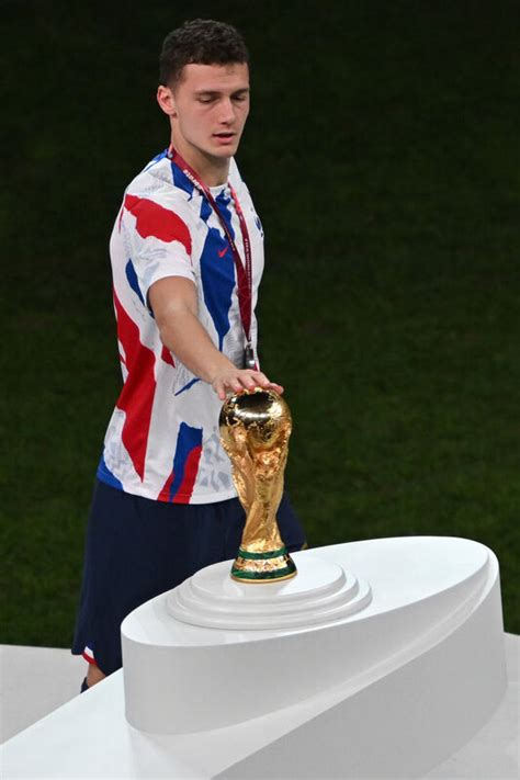 Schwere Vorwürfe Gegen Ex Stuttgarter Benjamin Pavard Vfb Stuttgart Fußball Reutlinger