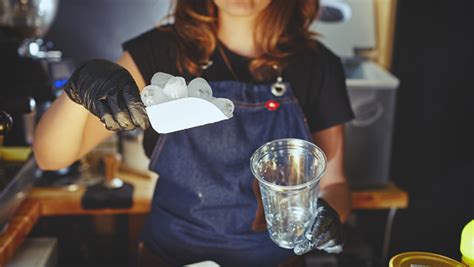 의료 라텍스 블랙 장갑을 착용한 바텐더가 모히토 칵테일을 만듭니다 얼음 조각 바에서 음료를 냉각하기위한 성분 흐린 이미지 선택적 초점 각얼음에 대한 스톡 사진 및 기타