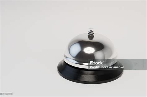 흰색 배경에 금속 테이블 벨 복사 붙여 넣기 복사 공간 3d 렌더링 개념에 대한 스톡 사진 및 기타 이미지 개념 개념과 주제 건축물 Istock