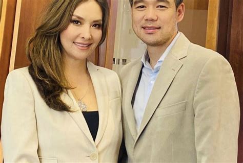 Шарк Н Мөнхнасан нөхөртэйгөө бага ангидаа танилцаж байжээ Tac Mn