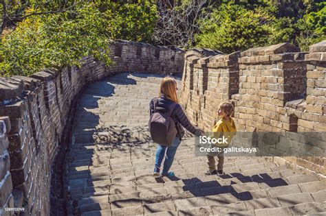 아시아 에서 휴가 여행 하는 동안 웃고 춤 여행 에 재미 있는 중국의 만리장성에서 행복 쾌활 한 즐거운 관광객 엄마와 아들 중국 목적지 중국 개념의 어린이와 함께 여행 2