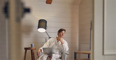 그의 집의 현대적인 방에서 의자에 앉아 웃는 남자의 초상화의 전체 길이 사진 Unsplash의 침대 가구 이미지