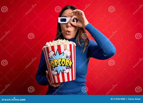 Joven Rubia Con Gafas 3d Y Comiendo Pack De Palomitas Viendo Una Peli En El Cine Haciendo Gesto