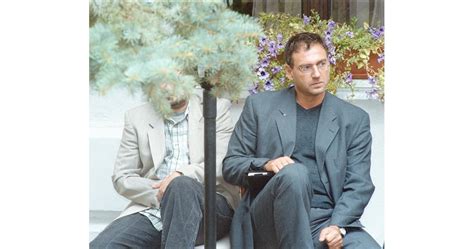 Вижте отговора на фотозагадката Кой се крие зад храстите до Любен Дилов син