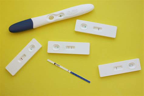 노란색 배경에 대한 부정적이고 긍정적인 임신 검사 장기적인 모성 행복 임신 피임의 개념 건강 문제 및 임신 문제 낙태 공간을 복사합니다 0명에 대한 스톡 사진 및 기타