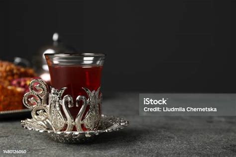 회색 테이블에 빈티지 홀더에 전통 터키 차 한 잔 텍스트를 위한 공간 0명에 대한 스톡 사진 및 기타 이미지 0명 건강한 생활방식 건강한 식생활 Istock