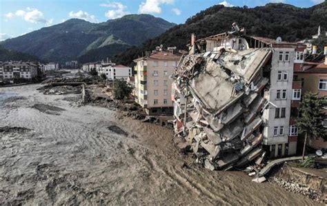 თურქეთის შავი ზღვის სანაპიროზე წყალდიდობის შედეგად დაღუპულთა რიცხვი 72 მდე გაიზარდა 1tv
