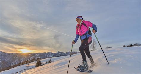 스노우슈즈를 신고 내리막길을 달리는 소녀와 함께 산에서 해질녘의 풍경 사진 Unsplash의 겨울 스포츠 이미지