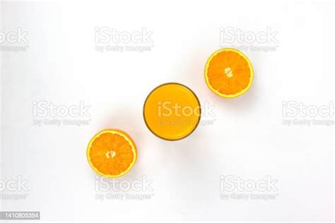 흰색 배경에 고립 된 오렌지 유리가있는 육즙이 많은 오렌지 두 조각 Bg의 중앙에 배치 탑 뷰 개념 0명에 대한 스톡 사진 및 기타 이미지 Istock