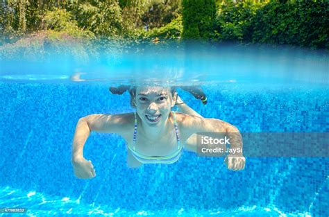 행복함 여자아이 헤엄치고 In 데이터풀 바닷속이 활동적임 어린이 수영장 2015년에 대한 스톡 사진 및 기타 이미지 2015년 건강한 생활방식 귀여운 Istock