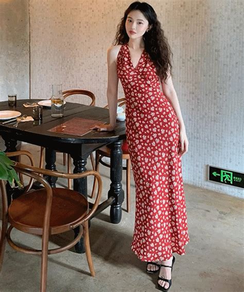 어필링 도나 홀터넥 러블리 플라워 여름 휴가룩 민소매 여행룩 롱원피스 블루레드