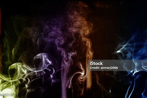 검은 색 배경에 격리 된 추상적 인 흰색 연기 효과 가루로 빻은에 대한 스톡 사진 및 기타 이미지 가루로 빻은 검은색