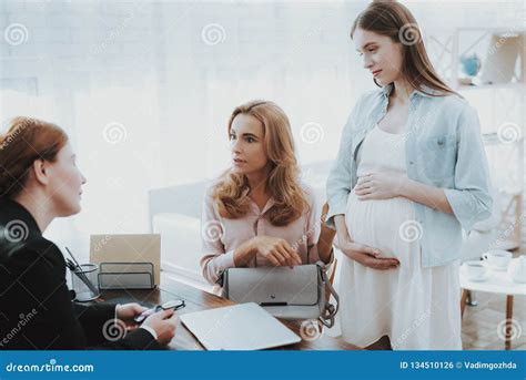 Madre Con La Figlia Incinta Nel Dottore Office Fotografia Stock Immagine Di Complessi Sano
