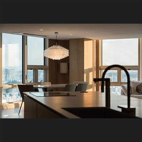 위드디자인 인테리어 스튜디오 무광의 부드러운 터치감을 가지고 있는 실키표면의 이태리 빅슬랩 데저트소울 아일랜드가 주방의 중심이 되어줍니다 기능성과 구조적 아름다움을