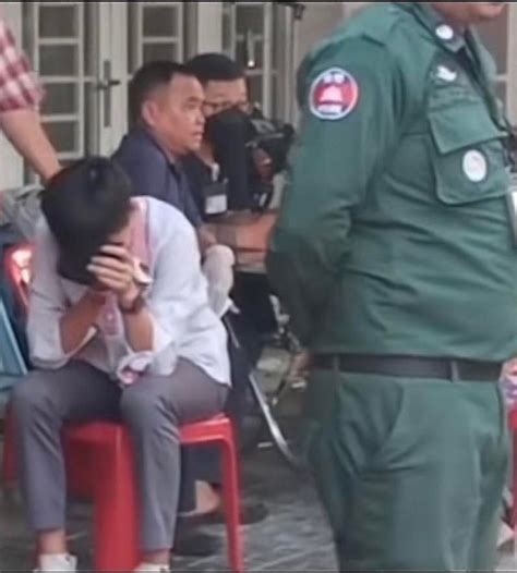 អ្នកណាធ្វើចិត្តបាន កូនប្រុសចេញពីរៀន អង្គុយទ្រហោយំក្រោយដឹងម្ដាយស្លា ប់ ព្រោះឪពុកចុង បា ញ់