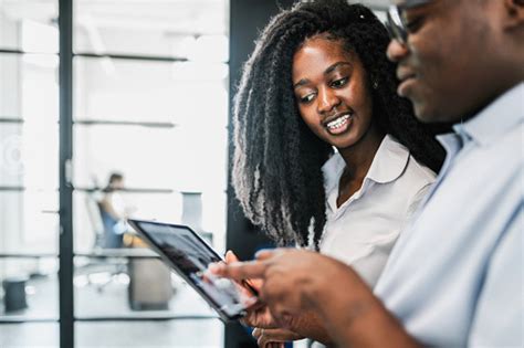 함께 일하기 하얀 현대 사무실에서 동료와 새로운 프로젝트에 대해 논의 2명에 대한 스톡 사진 및 기타 이미지 2명 검정 머리 경영자 Istock