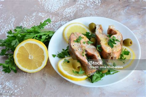 베이지 색 배경의 흰색 접시에 레몬 슬라이스 파슬리 올리브를 곁들인 분홍색 연어 요리 0명에 대한 스톡 사진 및 기타 이미지 0명 건강한 생활방식 건강한 식생활