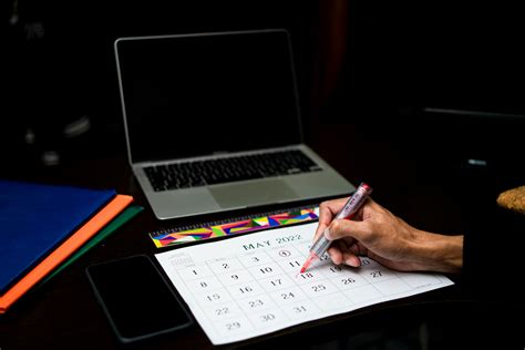 2022 년 5 월 계획하는 기술 기억 보조 도구 날짜 날짜 표시 날짜 확인 노트북 노트북 컴퓨터 달력 데스크탑 설정 디지털 레이아웃 마감 미니멀