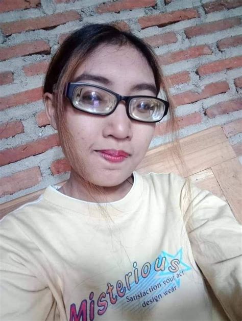 Pin By Bobby Laurel On Gwg Strong Glasses Wearing Glasses Women How