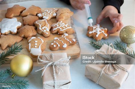 아이들의 손은 나무 테이블에 새해 진저 브레드 쿠키를 합니다 쿠키 커터로 쿠키 만들기 새해와 크리스마스 개념 가정 주방에 대한 스톡 사진 및 기타 이미지 Istock