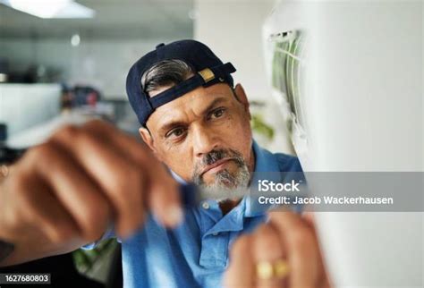 전기 기사 엔지니어링 및 유지 보수 환기 및 전력을 위한 사람과 드라이버가 있는 에어컨 Ac 수리 전기 및 기술자 및 팬 및