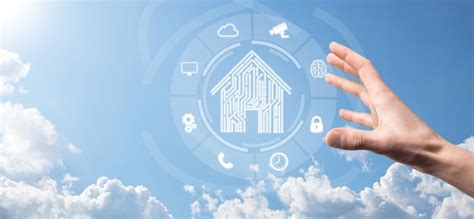 사업가는 집 아이콘을 잡고 있습니다 스마트 홈 제어 지능형 집 및 홈 자동화 앱 개념입니다 Pcb 디자인 및 스마트 폰을 사용하는 사람 혁신 기술 인터넷 네트워크