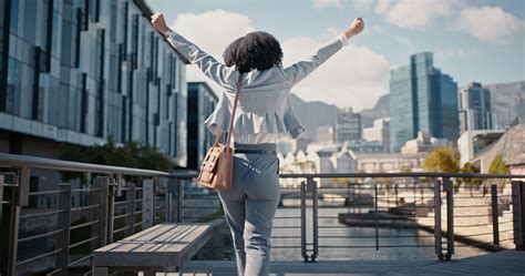 여행 자유 및 비즈니스는 전문 휴식 및 점심 시간을 위해 도시에서 흑인 여성과 함께합니다 긍정적 인 사람과 함께 도시적이고