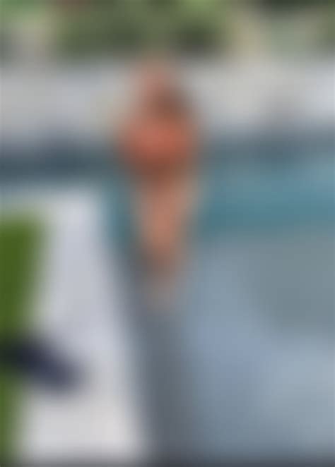 Lost Bottoms In Pool Renf3