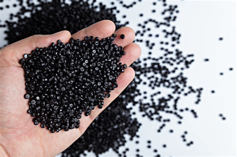 플라스틱 폴리머의 클로즈업 손으로 플라스틱 구슬을 잡고 화합물 폴리머 실험실에 대한 스톡 사진 및 기타 이미지 실험실 Pcr 장치 건강관리와 의술 Istock