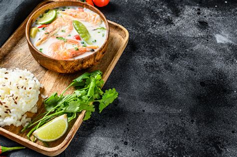 집에서 만든 톰 카 가이 그릇에 코코넛 밀크 수프 태국 음식 검은 색 배경입니다 맨 위 보기 복사 공간 0명에 대한 스톡 사진 및 기타 이미지 Istock