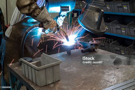 Percikan Api Dari Tukang Las Foto Stok Unduh Gambar Sekarang Bagian
