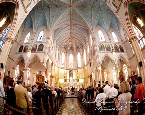 Allison And Kens St Ann Catholic Church Detroit Wedding Smp